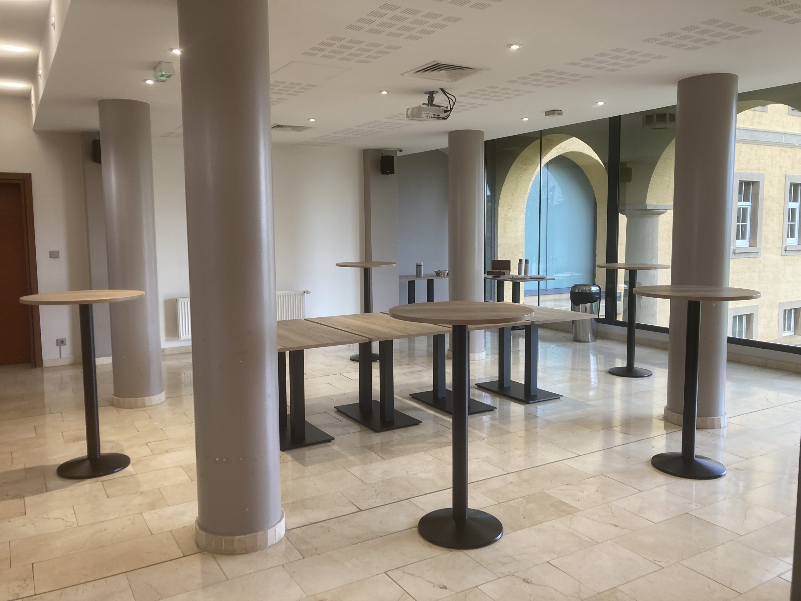 Centre Funéraire de Strasbourg - petite conviv mise en place cocktail